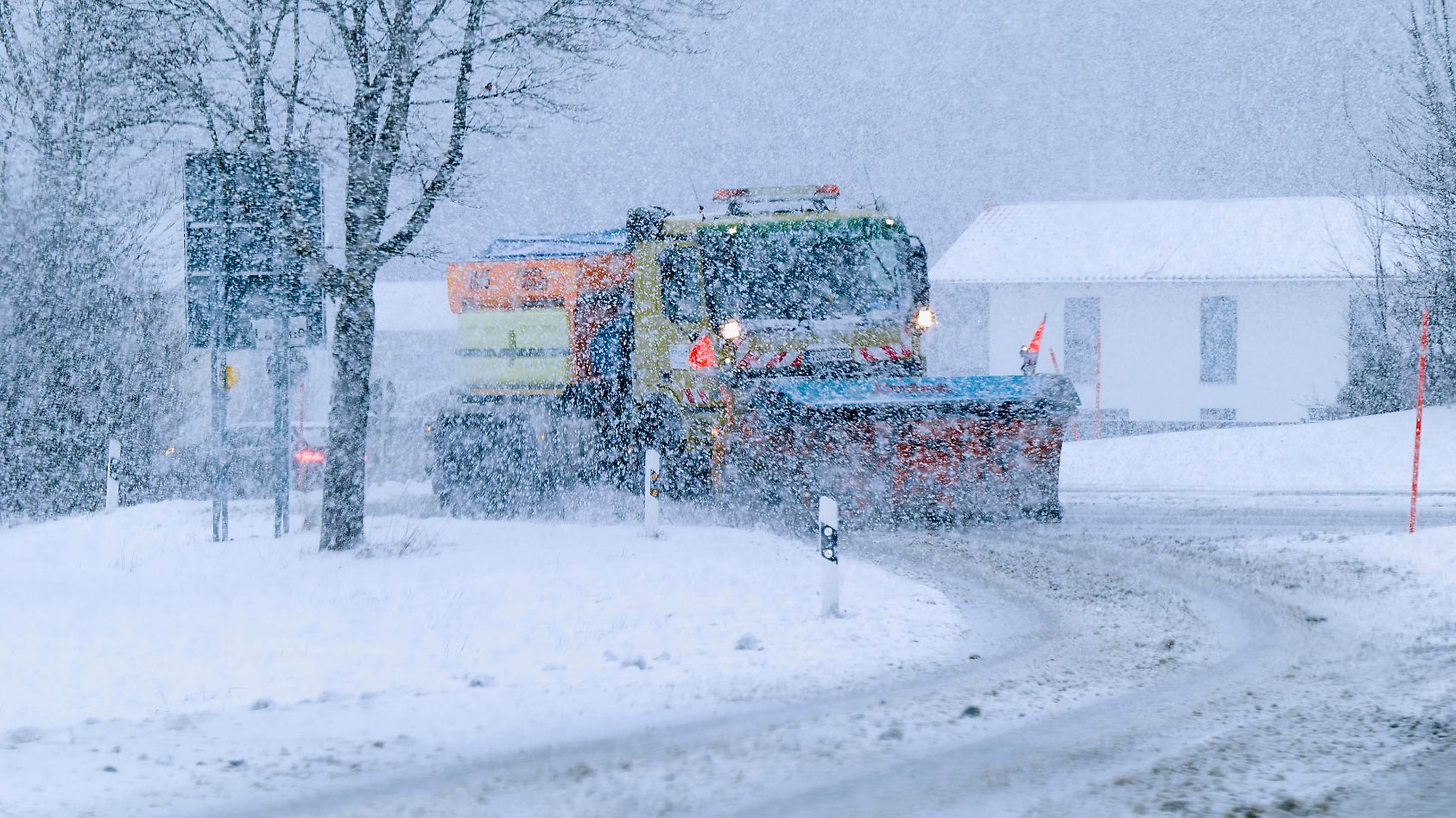 Mit Sturm ODETTE drohen chaotische Straßenverhältnisse durch Schnee und Schneeverwehungen ...