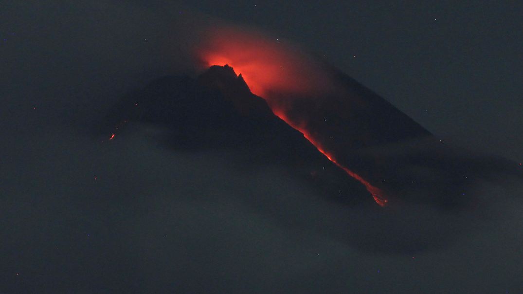 Vulkan Merapi spuckt Lava und Asche: Ausbruch auf Java zwingt Hunderte ...