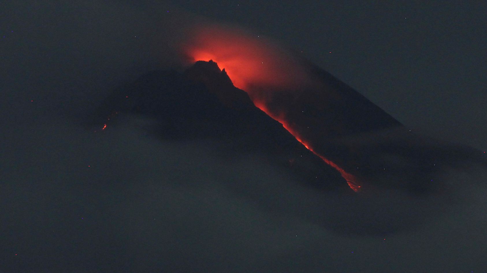 Vulkan Merapi spuckt Lava und Asche: Ausbruch auf Java zwingt Hunderte Menschen zur Flucht ...