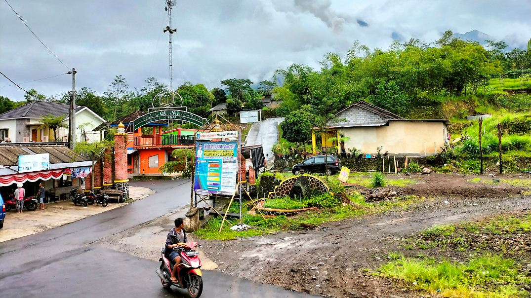 Vulkan Merapi spuckt Lava und Asche: Ausbruch auf Java zwingt Hunderte ...