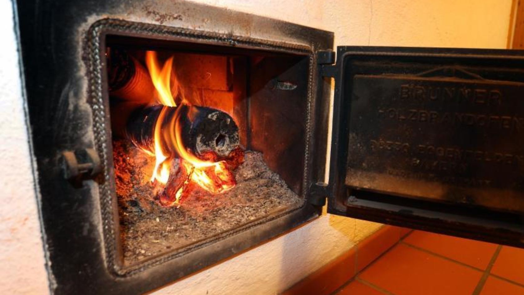 Heizen mit Holz: Was ist erlaubt und welche Gefahren gibt es für die ...