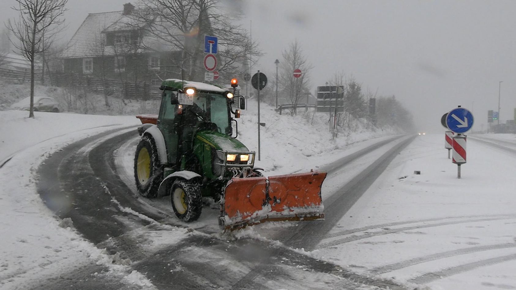 Wintereinbruch, Warnungen Deutschland aktuell: Kaltfront mit Gewittern, Schnee, Frost , Glätte ...