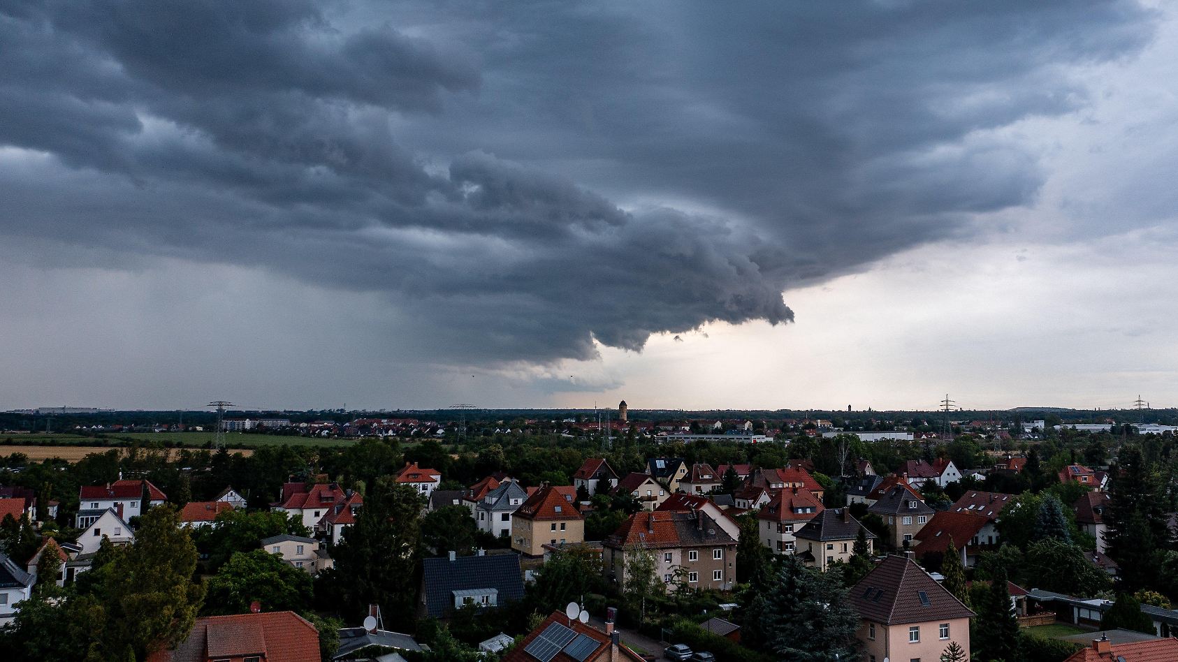 Unwetter in Deutschland: Gewitter mit Starkregen, Hagel und Sturmböen ziehen über das Land ...