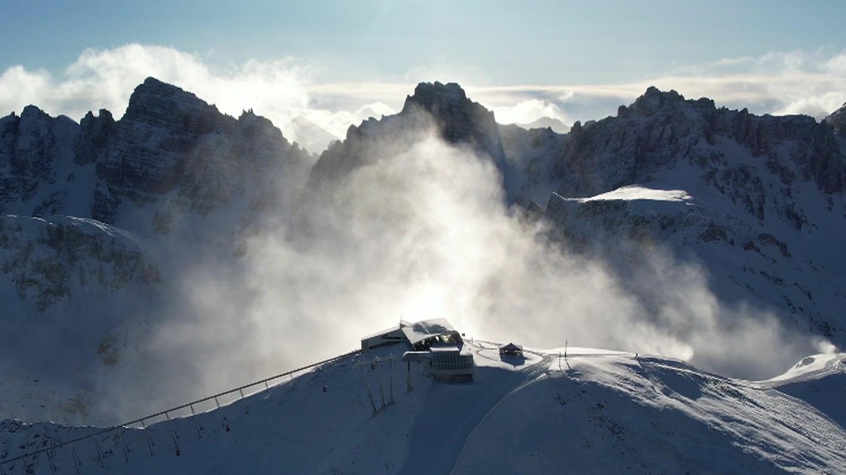 Start in den Winter und die Skisaison: Neuschnee und Fernsicht in Axam ...