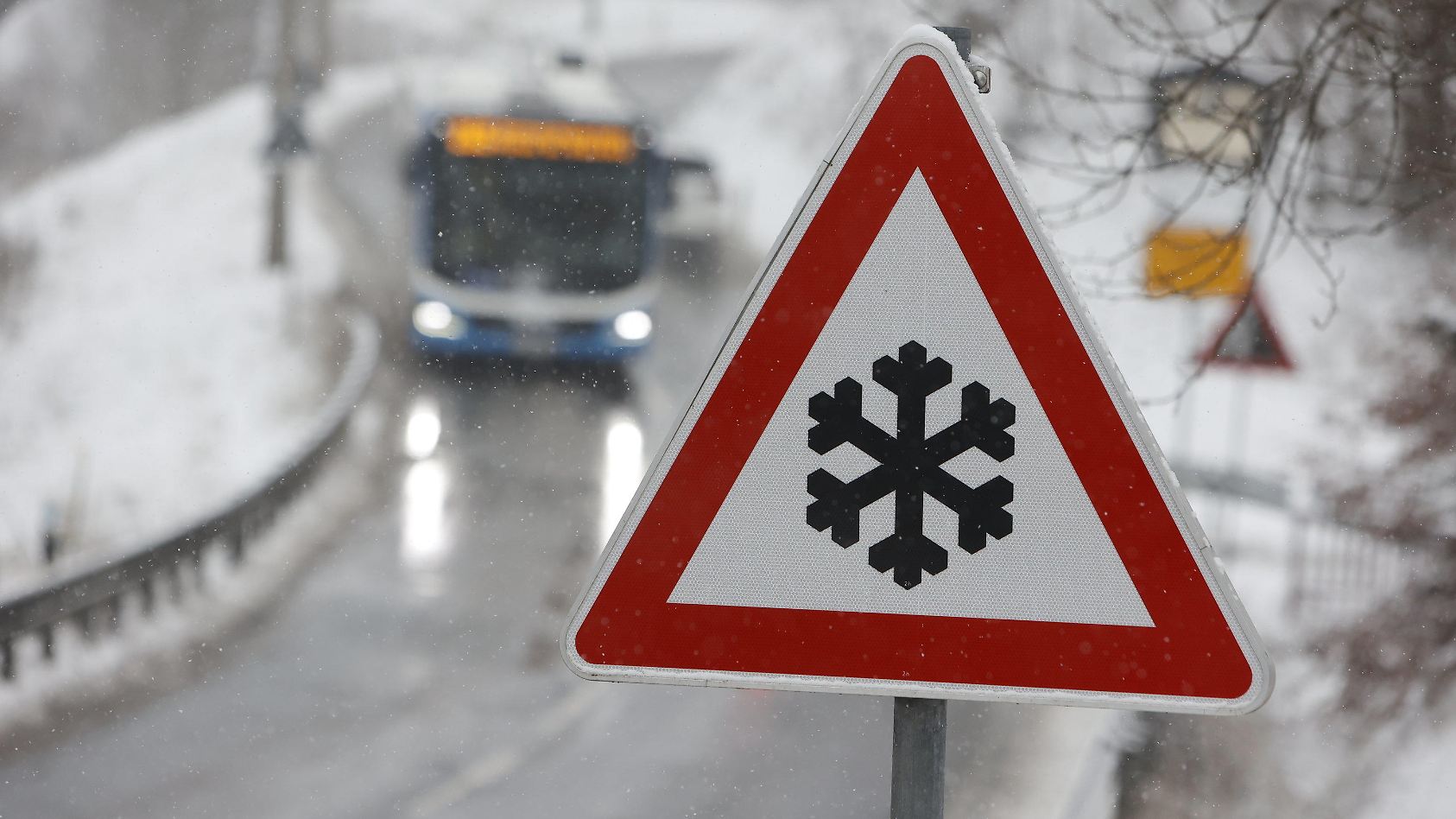Unwetter Deutschland: Mitte der Woche drohen glatte Straßen durch ...