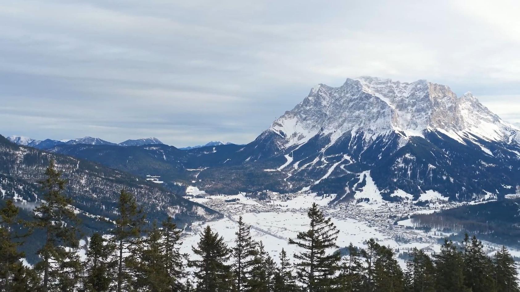 Winterzauber: Grubigstein und das Zugspitzmassiv im Blick - fliege mit ...