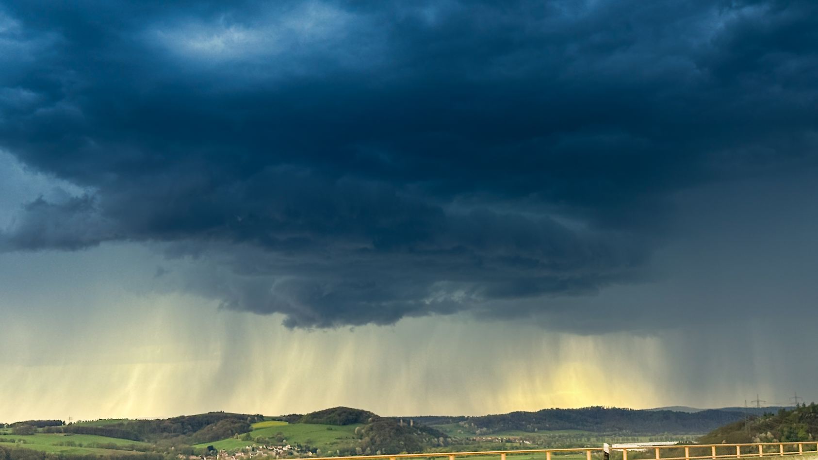 Unwetter in Deutschland: Wo heute Starkregen und Überschwemmungen drohen | wetter.de