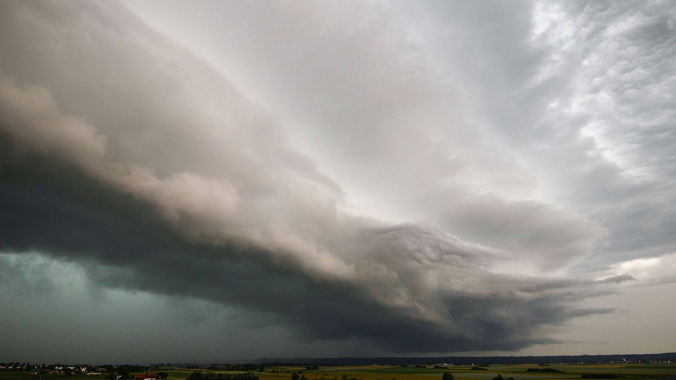 Unwetter in Europa: Gewitterfront mit Hagel und Sturm zieht über Spanien bis Polen | wetter.de