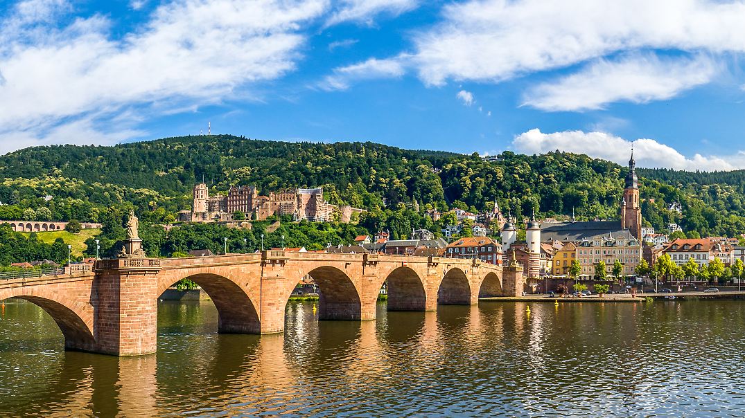 Burgen mitten in der Stadt – vier Reiseziele mit Stadtspaziergang und ...